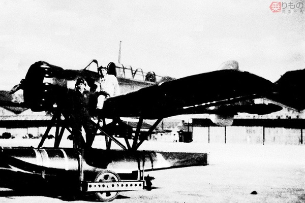 画像ギャラリー WW2で米本土の爆撃に唯一成功の零式小型水上偵察機 小柄でも大きかった存在感 乗りものニュース