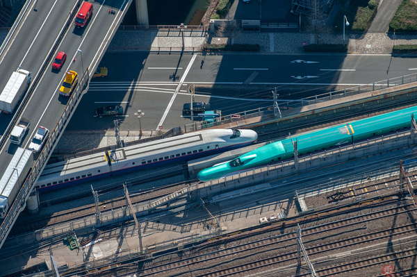 【空から撮った鉄道】屋根上が鮮やかなE5系・E6系・E7系 そのデビュー時を撮る | 乗りものニュース
