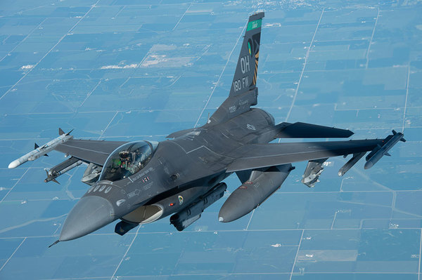 なんでそんなに売れる!? F-16戦闘機の半世紀 5000機の大台も目前 その“原初の姿”とは | 乗りものニュース