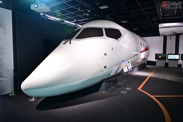 三菱MRJまだいます！ 三菱の技術館に夢の残り香 初飛行に沸いた頃からどう変化？ | 乗りものニュース