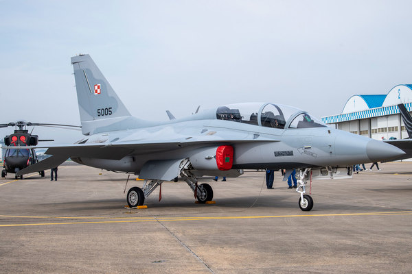 画像ギャラリー | ポーランド向けFA-50戦闘機がロールアウト 製造元KAIでは改良型の納入計画も | 乗りものニュース