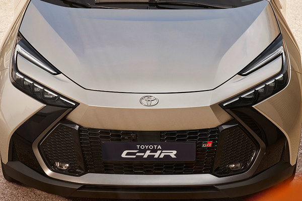 トヨタ新型「C-HR」世界初公開 “過激なエクステリアデザイン”健在！ すごいツートンカラー 欧州で生産 | 乗りものニュース