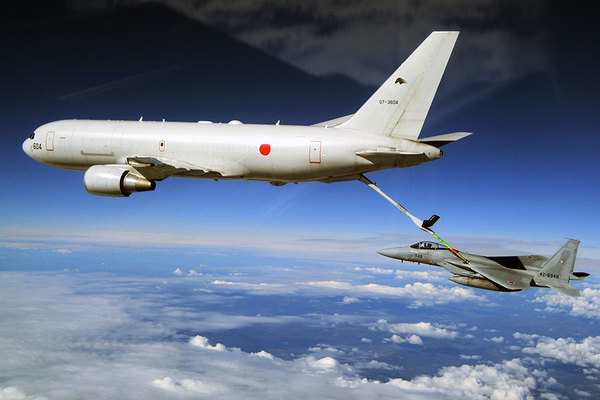 世界に8機だけの激レア機「KC-767」日伊が小松で初邂逅！ アメリカはなぜ採用せず？ きな臭い背景も | 乗りものニュース