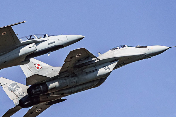 韓国製FA-50戦闘機 ポーランドをMiG-29と共に飛行 初披露で時代の変化を体現 | 乗りものニュース