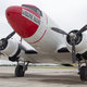 もはや骨董品のDC-3がいまだ仕事で飛んでいるワケ 航空史に名を刻む旅客機なぜ現役？ | 乗りものニュース