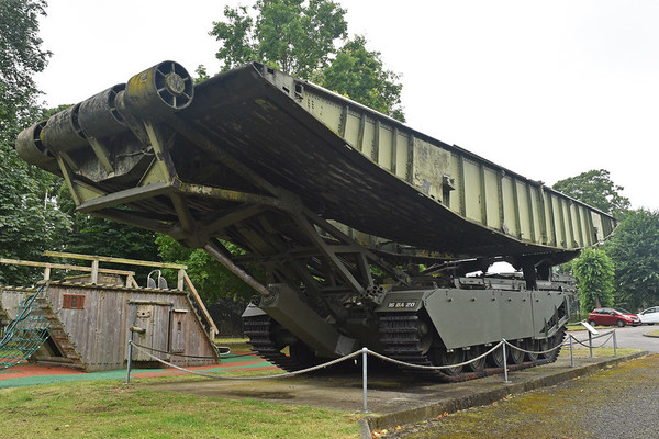 画像ギャラリー | アメリカ「本気モード」の象徴？ ウクライナ供与の「架橋戦車」は戦況を一変させるか その威力とは | 乗りものニュース